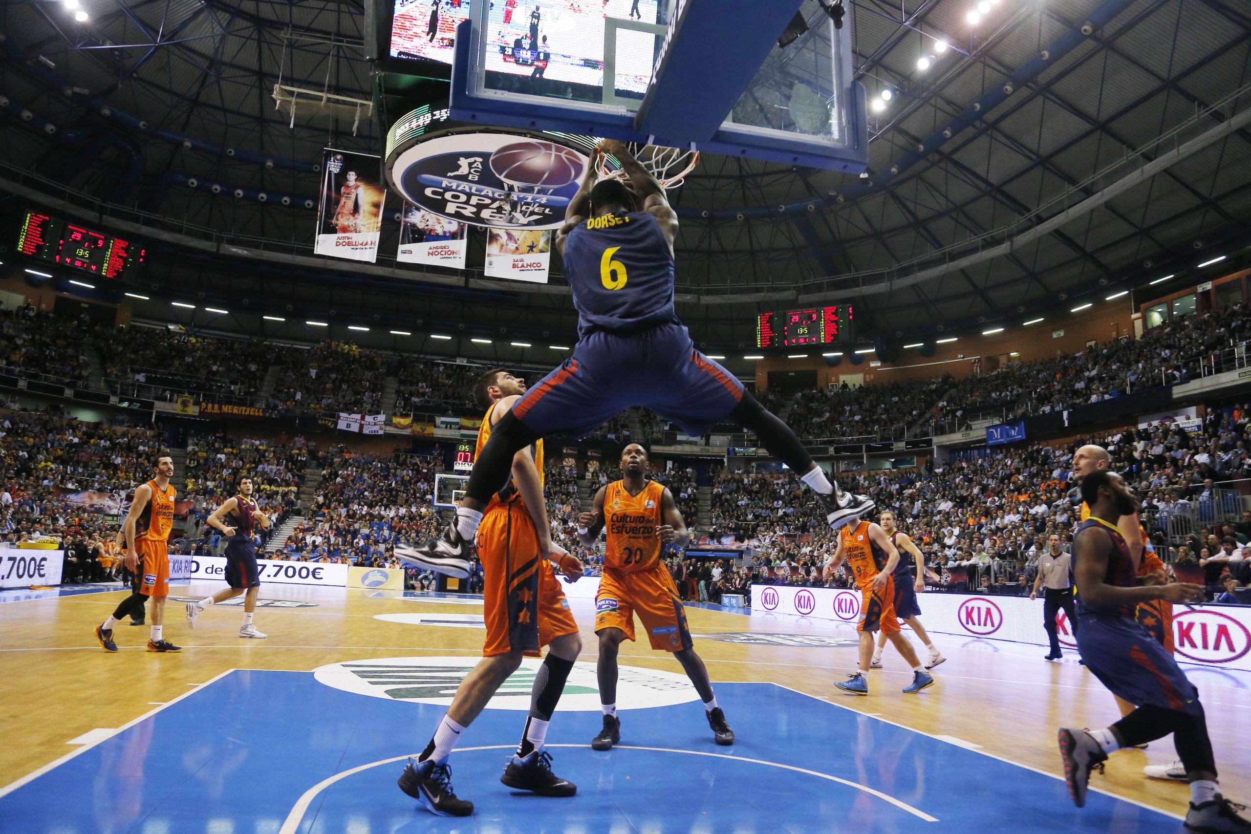 Un inicio de récord basta al Barcelona para imponerse al Valencia: habrá clásico en la final de Copa